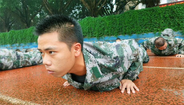 文能安邦，武可定国： 后备兵员生雨中锤炼军魂意志 - 广西职业技术学院 - 一站式云平台